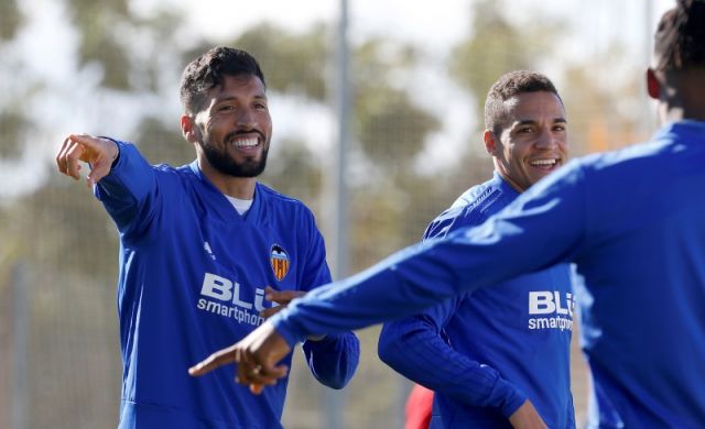 Official: Valencia defender Ezequiel Garay leaves club tipped for ...
