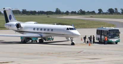 Lionel Messi's arrival in Rosario on a private jet shown on live ...