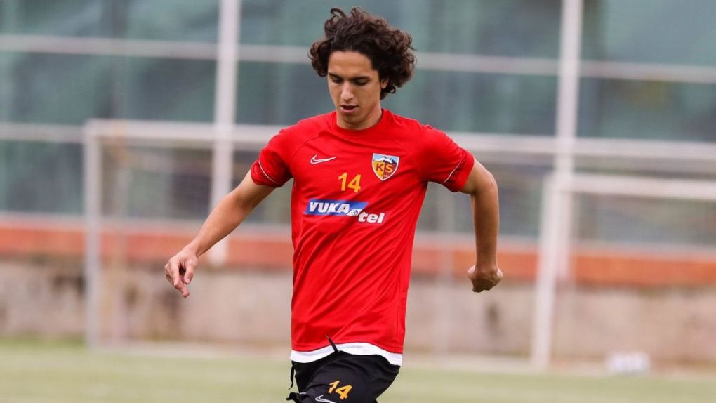 Barcelona announce the signing of 17-year-old Turkish footballer Emre ...