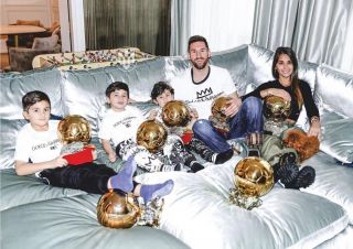 Lionel Messi and his family pose with his seven Ballon d'Or awards in ...