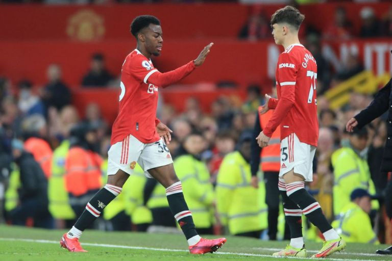 Spanish wonderkid makes Manchester United debut at the age of 17 ...