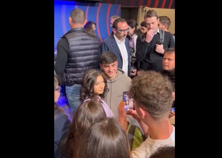 WATCH: Pedri appears to receive number from admirer at awards ceremony ...