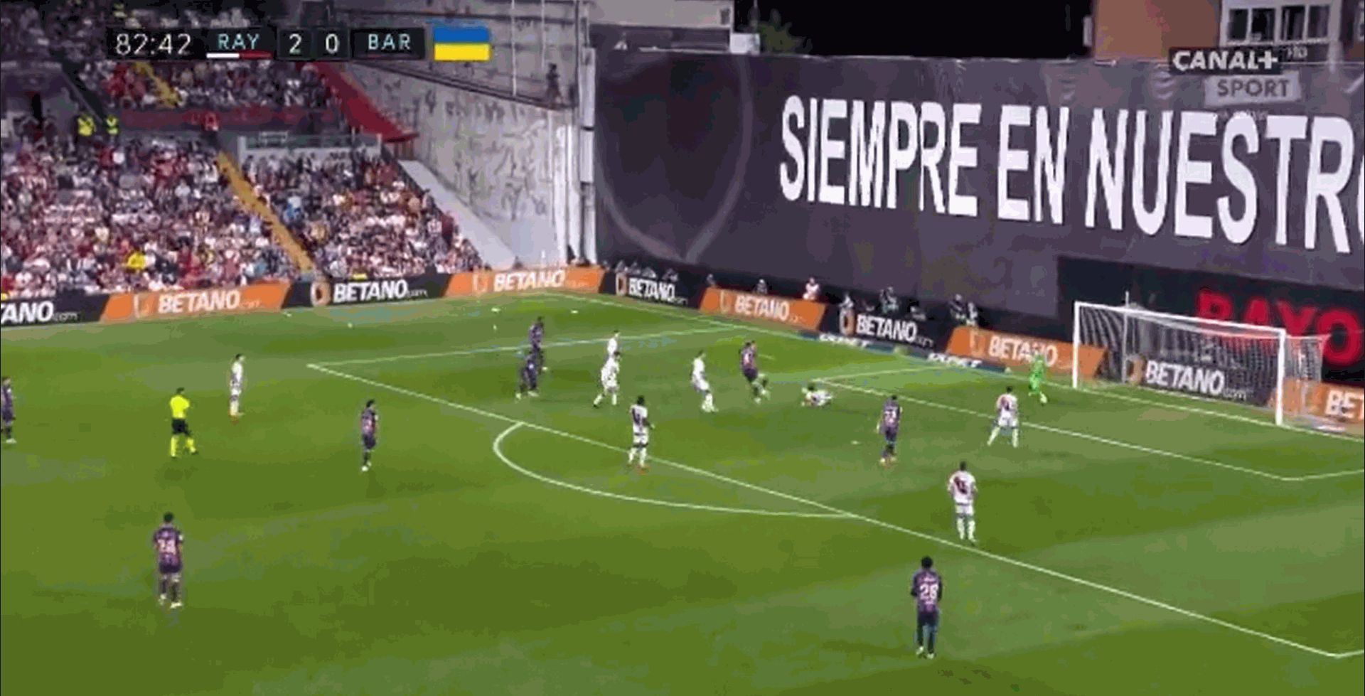 WATCH: Robert Lewandowski reduces the arrears for Barcelona with an ...