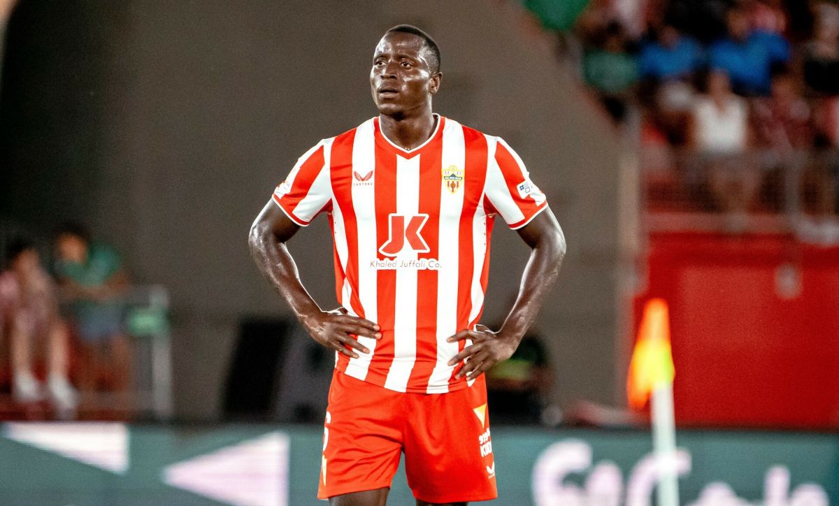 Barcelona take interest in Senegalese midfielder amid pivot problems ...