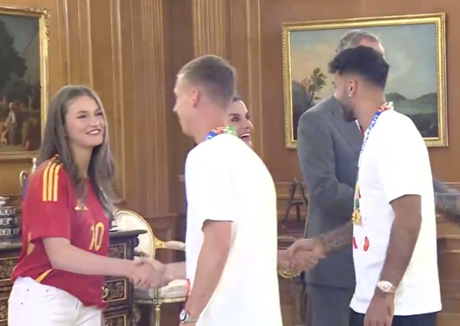 Spanish princess greets Spain star wearing his shirt as La Roja ...