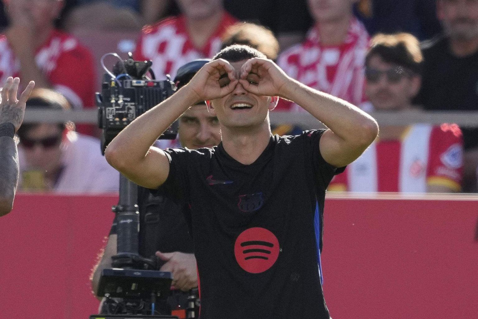 Barcelona talks over new deal for midfield star 'very positive ... Barcelona talks over new deal for midfield star 'very positive ...
