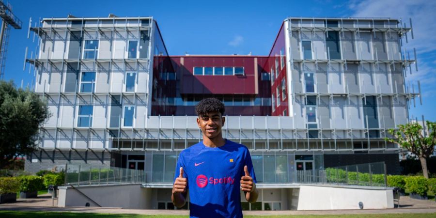Lamine Yamal surprises La Masia kids with expensive gifts - Football España
