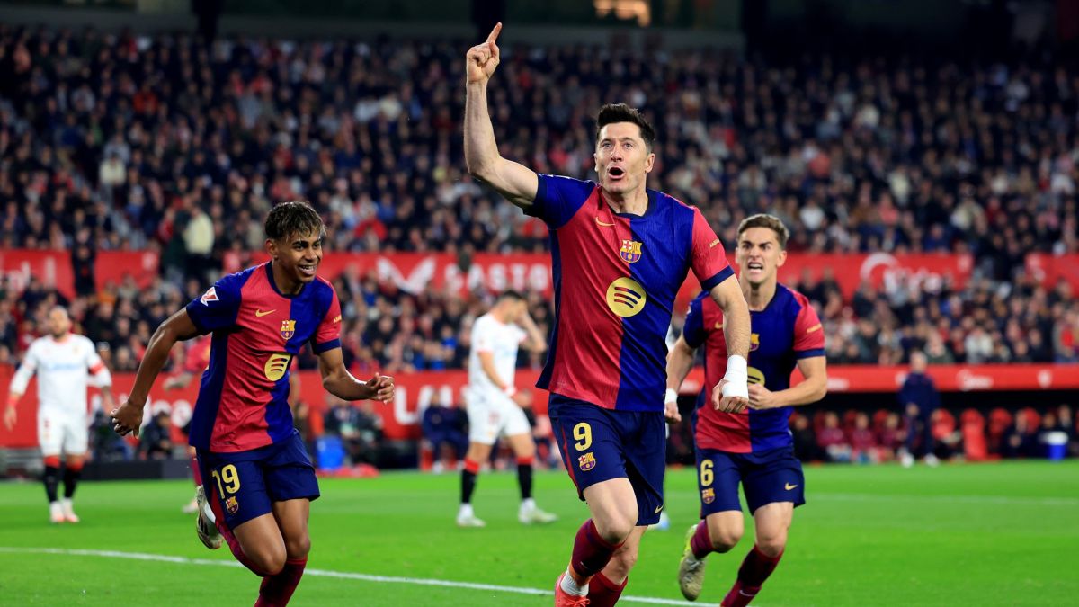 Barcelona storm past Sevilla to close La Liga title gap
