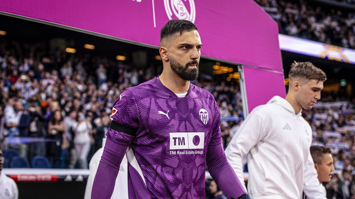 Future Liverpool keeper Giorgi Mamardashvili empties Vinicius' pockets
