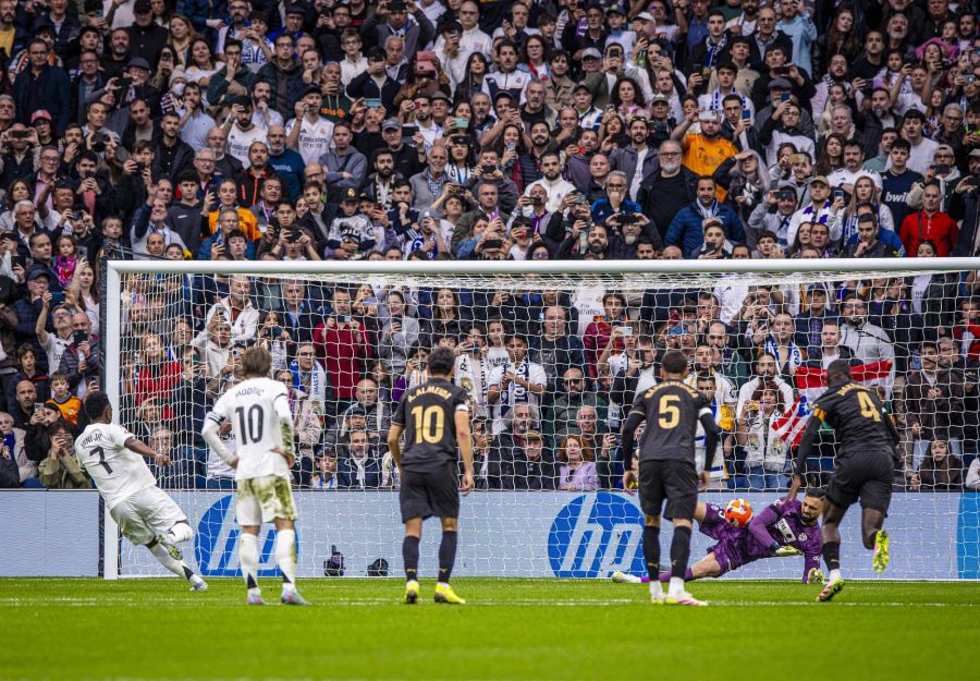 Future Liverpool keeper Giorgi Mamardashvili empties Vinicius' pockets