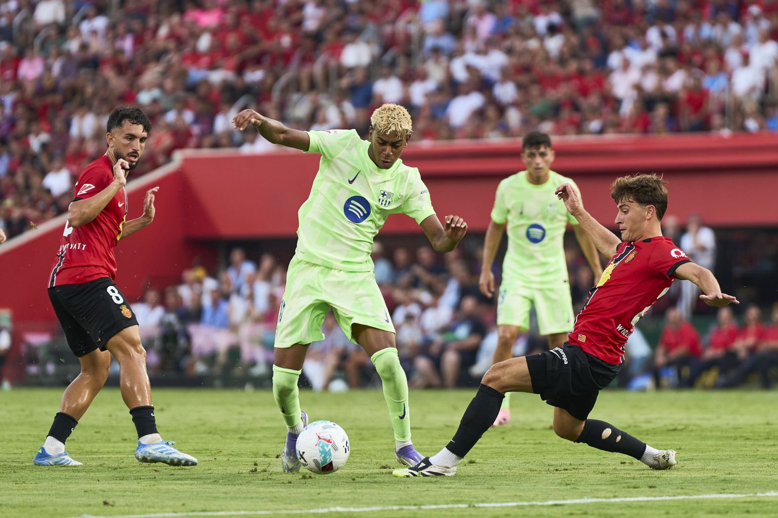 Former Real Madrid star issues Lamine Yamal warning to Hansi Flick