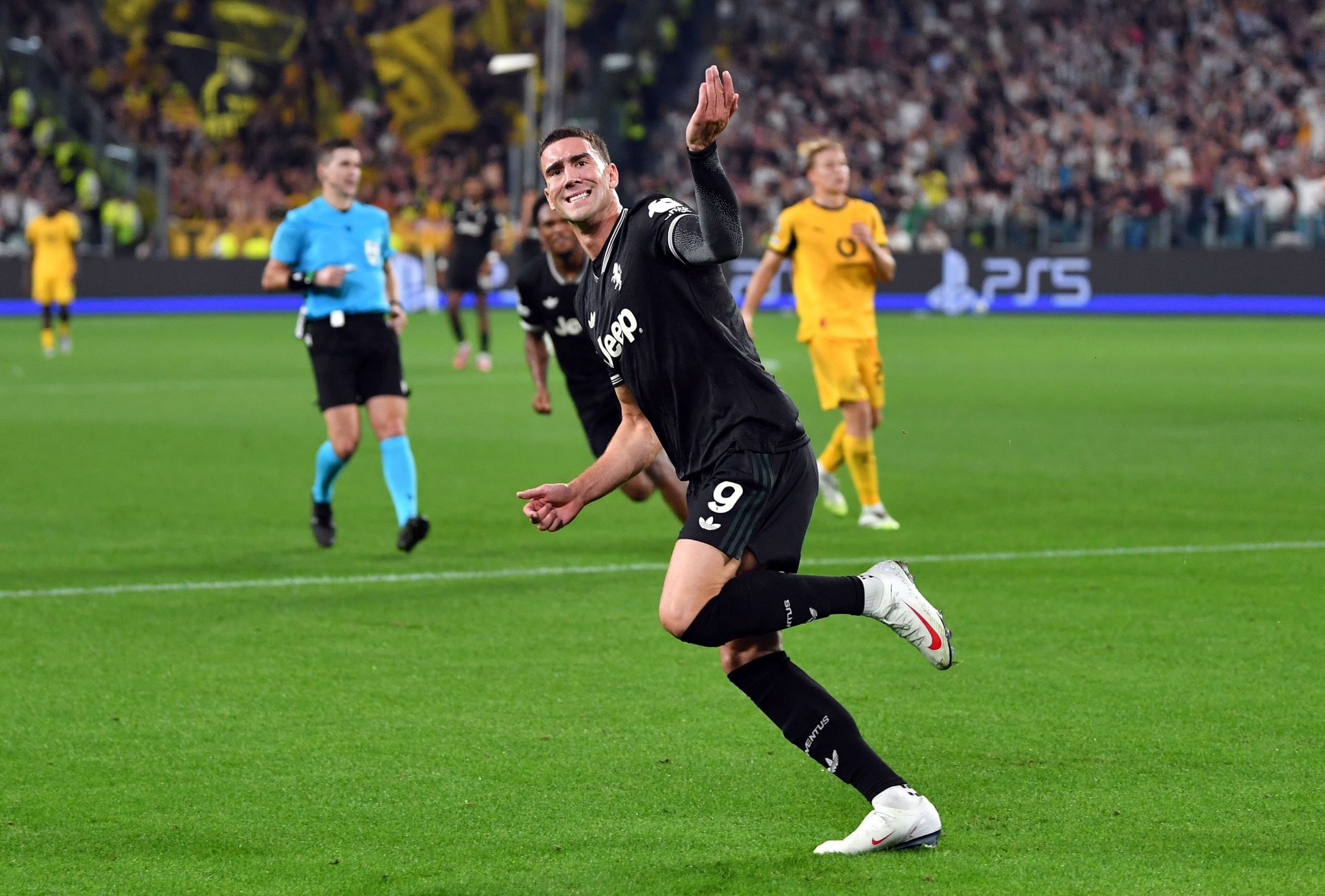 Juventus star freezes contract talks - open to reduced role at Barca