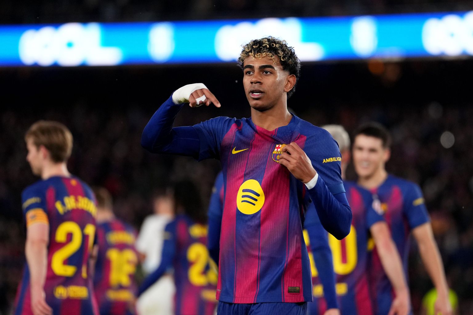 Barcelona close to signature of 18-year-old Dutch centre-back